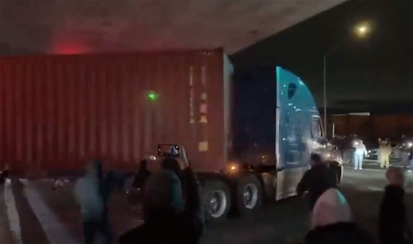 Big Rig Joins In Sideshow In Oakland, Spins Donuts Near Port