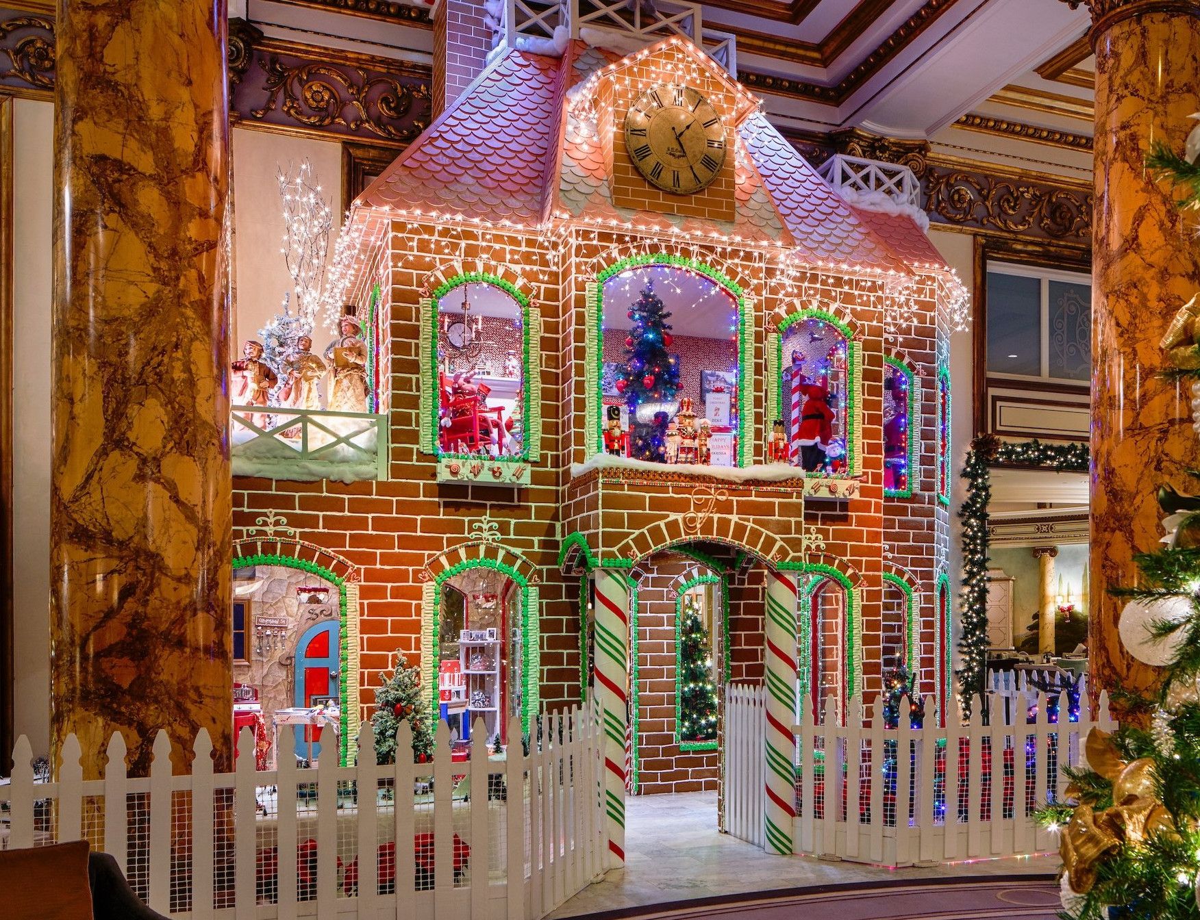 Life-Size Gingerbread House Has Returned to Fairmont Hotel, So Gumdrop ...